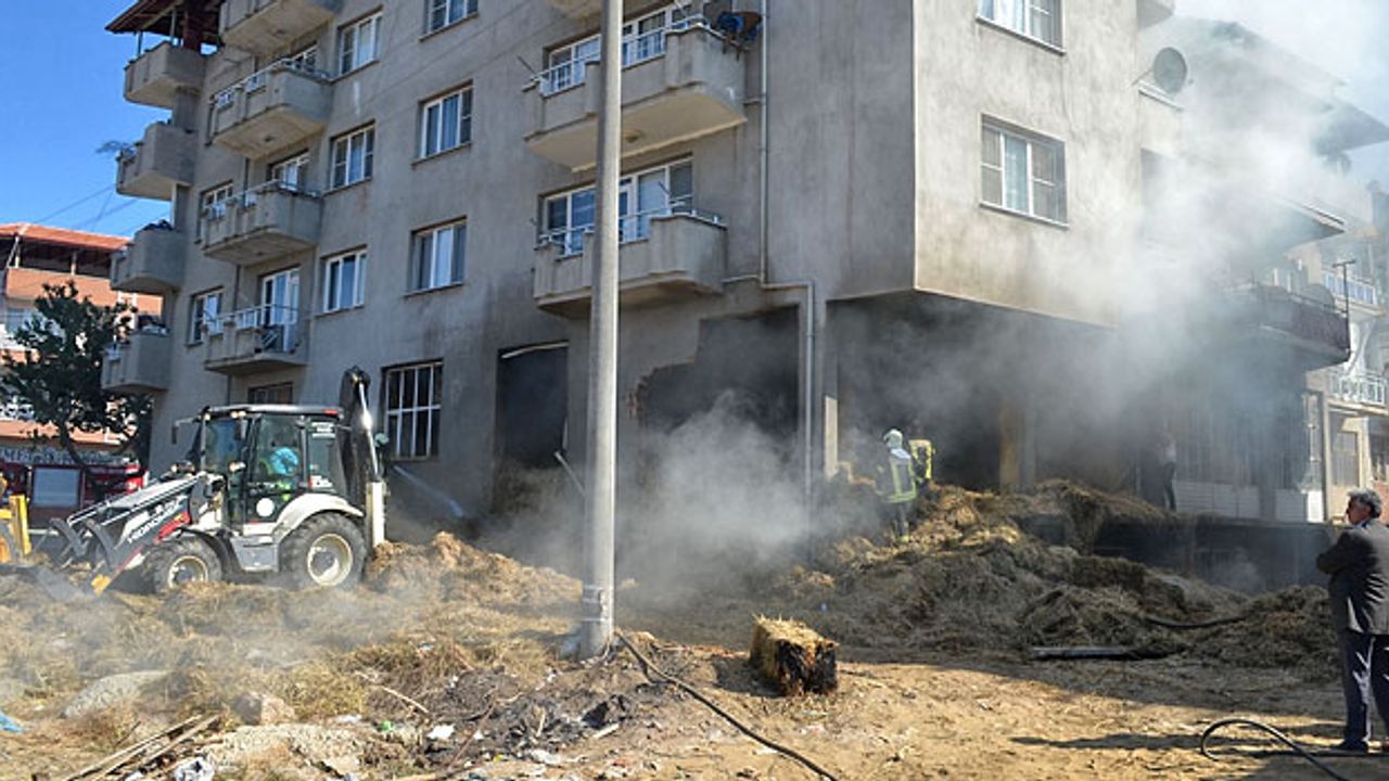 Saman dolu depoda yangın çıktı - Sektör Gazetesi - Manisa'nın En Büyük ...